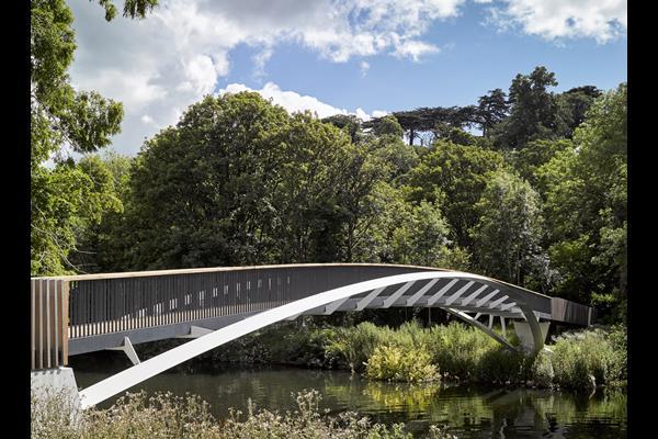 Knight completes Brunel-inspired bridge over Thames | News | Building ...